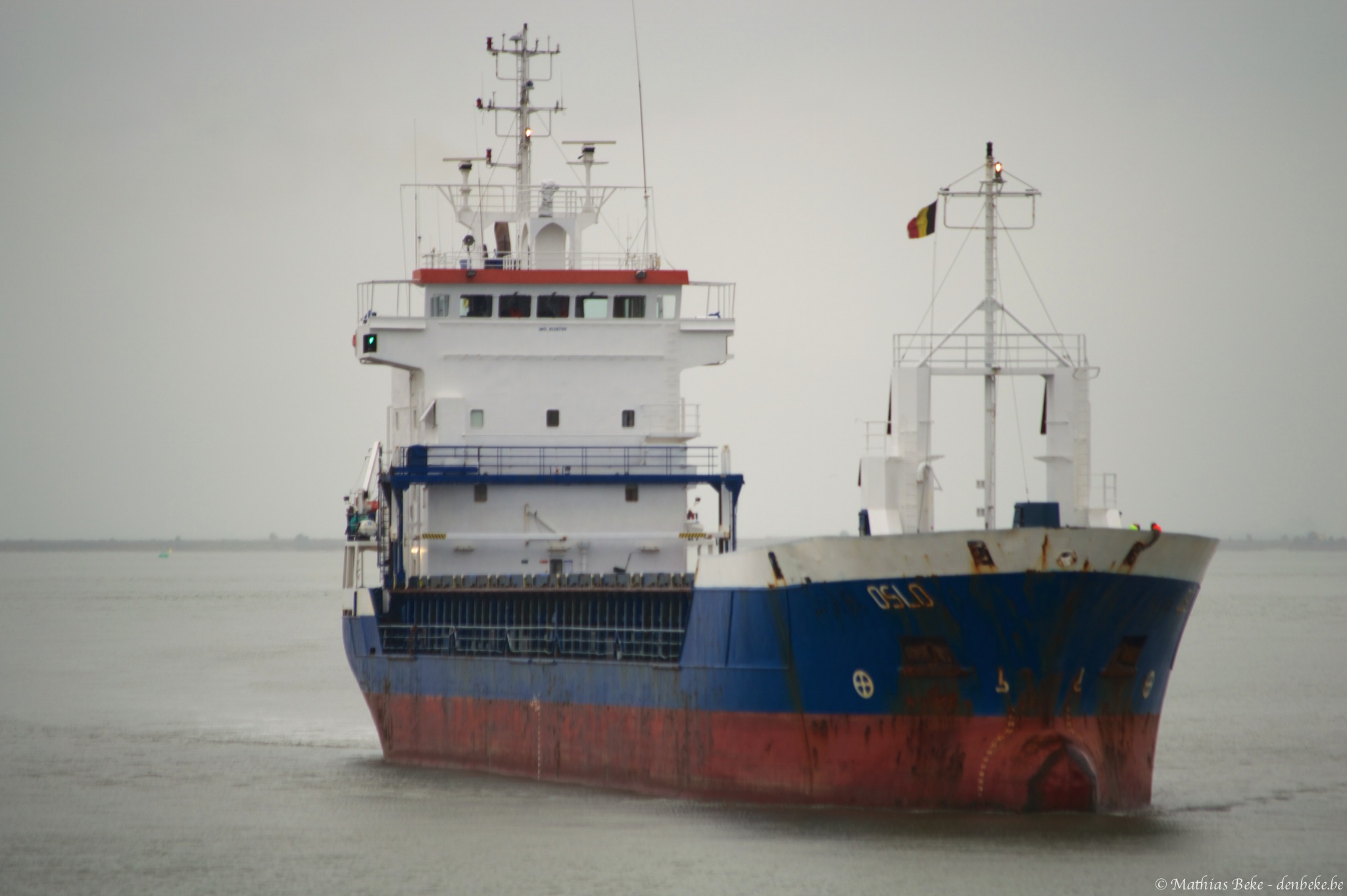 Vrachtschip voor de Berendrechtsluis – DenBeke