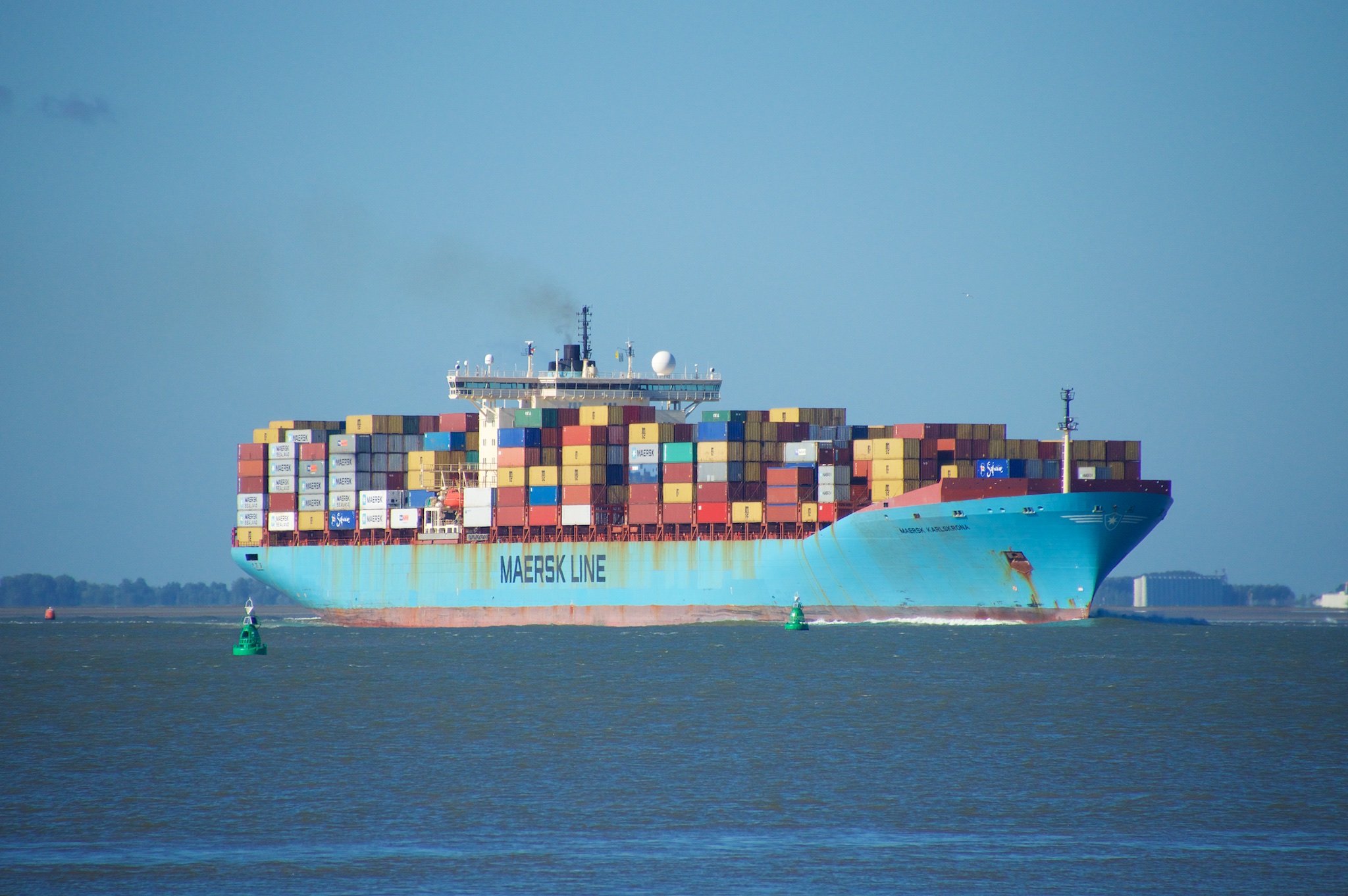 Containerschip MAERSK KARLSKRONA op de Schelde – DenBeke